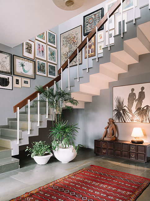 Decorating Ideas For Stairway Walls