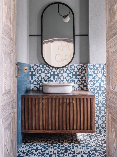 Stylish small bathroom tile designs for a modern look